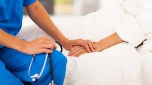 Les aides-soignants autorisés à pratiquer certains soins courants